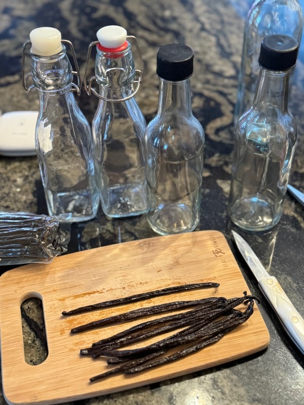 How to Make Homemade Vanilla Extract - Happy Home Alaska